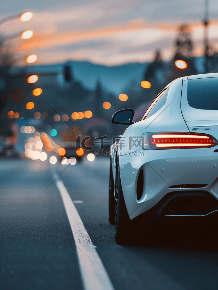 道路上的一辆白色汽车交通背景模糊高清摄影大图-千库网