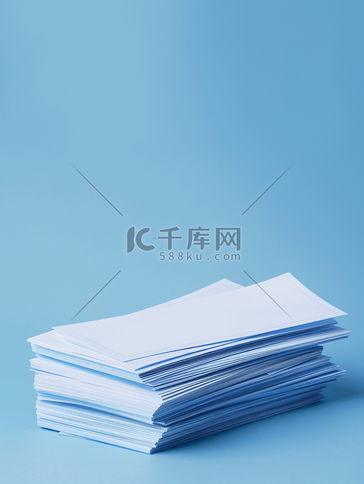 蓝色背景上一叠空白的蓝色空白支票高清摄影大图-千库网