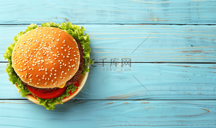 蓝色木质表面上的自制芝士汉堡高清摄影大图-千库网