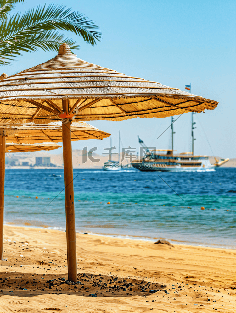 红海背景下的沙滩伞和棕榈树以及埃及的船只高清摄影大图-千库网