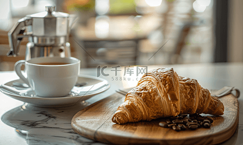 早餐包括羊角面包、咖啡和摩卡壶早餐和早餐概念高清摄影大图-千库网