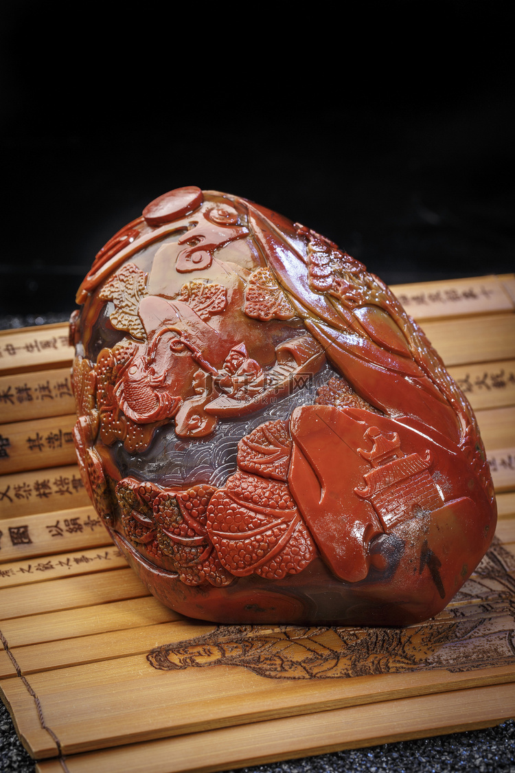 使用传统工艺精美雕刻的玉石玛瑙工艺品高清摄影大图-千库网