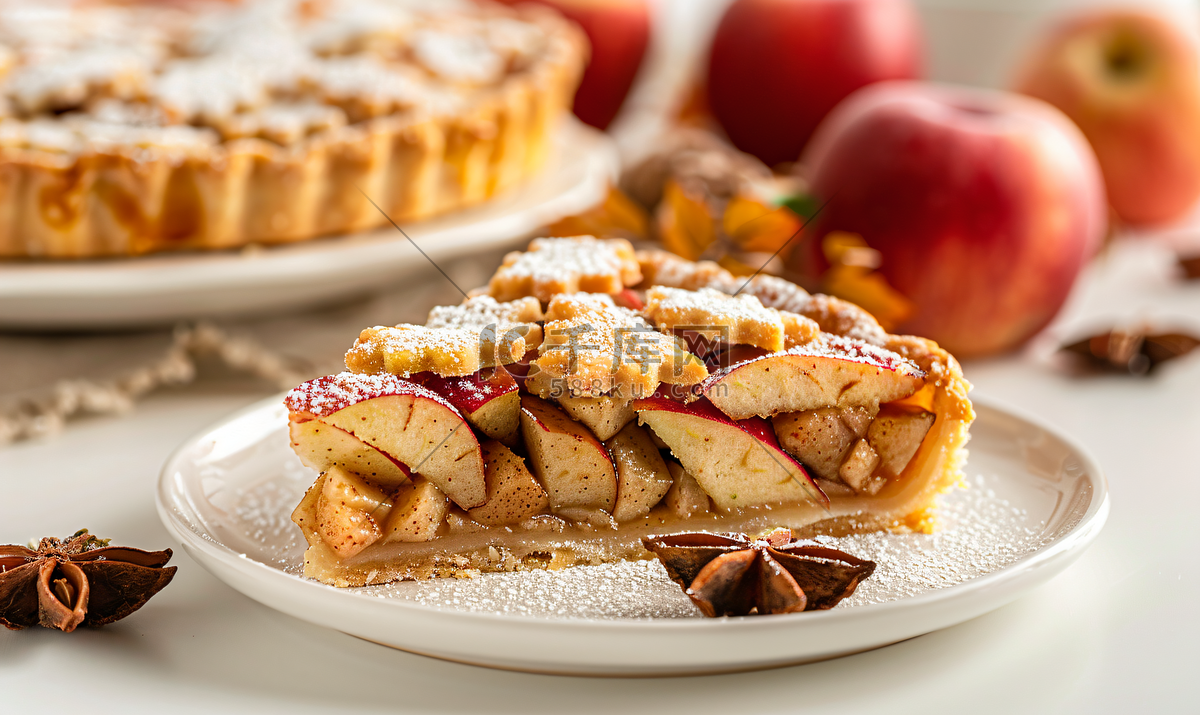 白桌上放着一块自制的苹果派配上新鲜的红苹果高清摄影大图-千库网