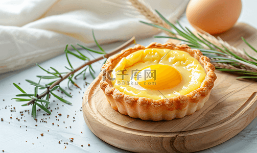 木板上的蛋挞高清摄影大图-千库网