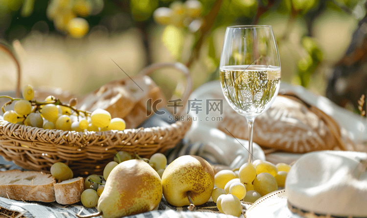野餐环境配有白葡萄酒梨水果面包高清摄影大图-千库网