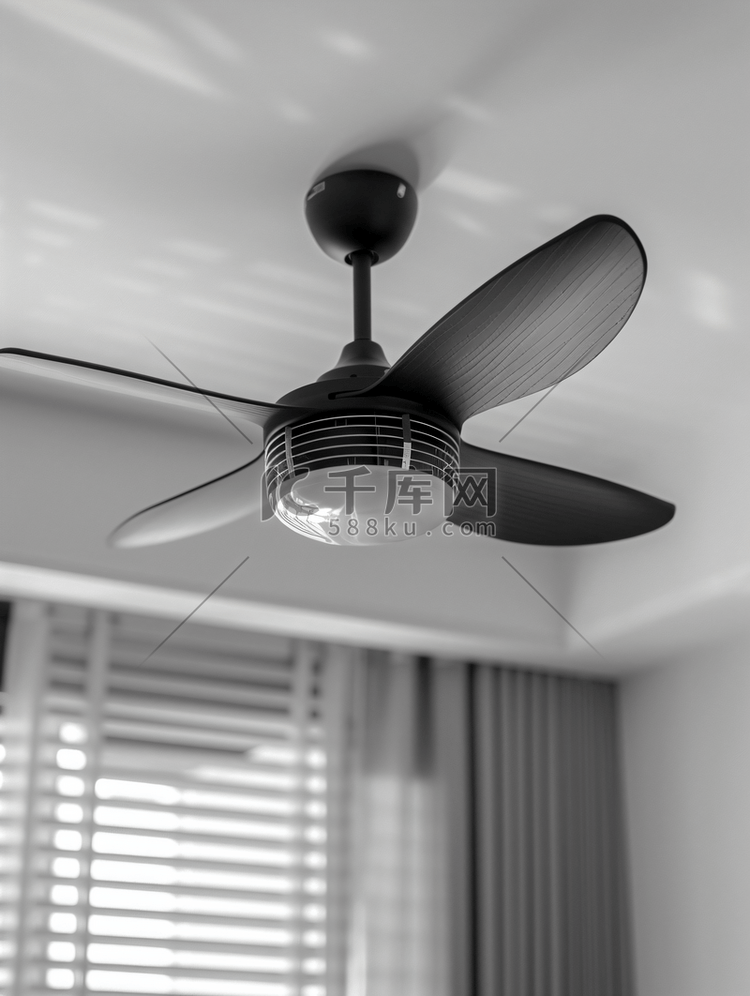 黑白色调的吊扇高清摄影大图-千库网