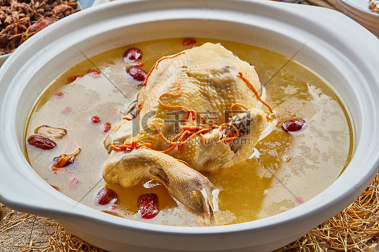 白色砂锅装的红枣虫草枸杞参鸡汤高清摄影大图-千库网