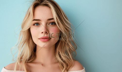 年轻漂亮的金发女郎在工作室里摆姿势高清摄影大图-千库网