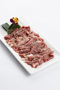 长方形白瓷盘装的鲜切羊后腿肉高清摄影大图-千库网