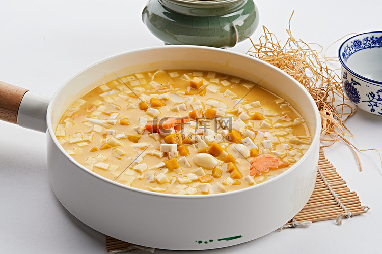 白色瓷锅装的蟹黄豆腐煲高清摄影大图-千库网