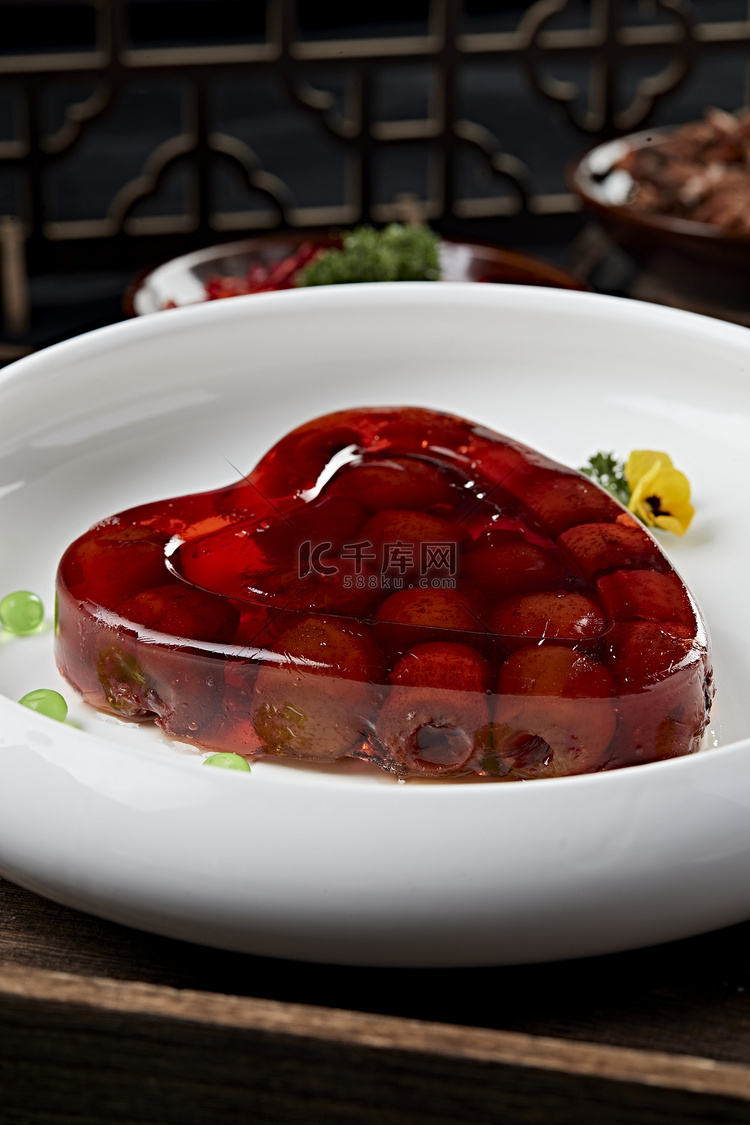 水晶之恋婚宴甜片山楂糕高清摄影大图-千库网