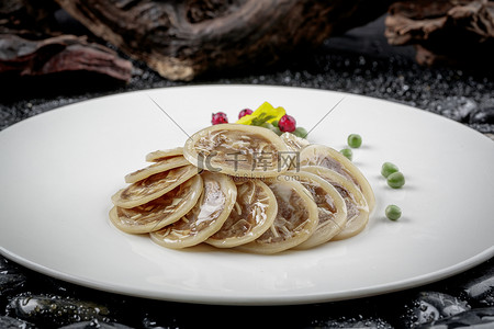 圆形磁盘装的鱿鱼酿猪耳高清摄影大图-千库网