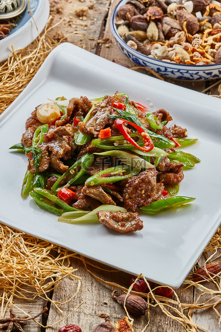 方青瓷盘装的蒜香辣炒牛柳高清摄影大图-千库网