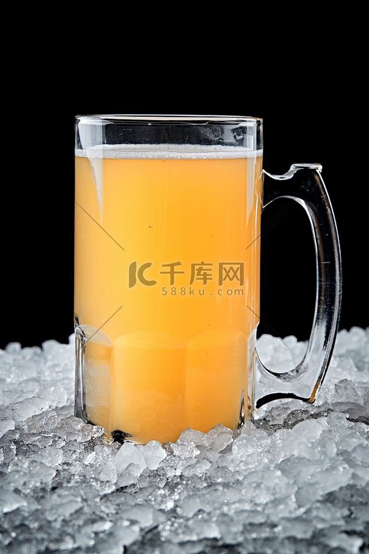 夏日里的冰镇精酿啤酒高清摄影大图-千库网