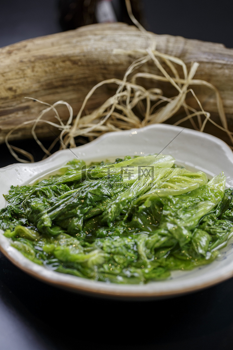 浪花边瓷盘装的水爆长生菜高清摄影大图-千库网
