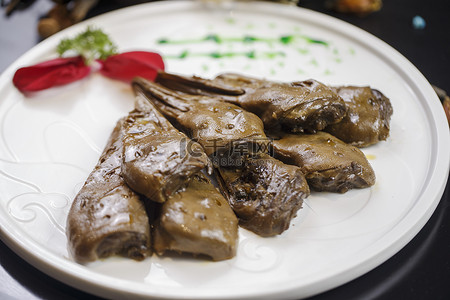 圆形瓷盘装的辣卤鸭头高清摄影大图-千库网
