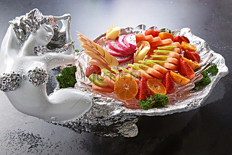 精美餐具装的的水果盘高清摄影大图-千库网