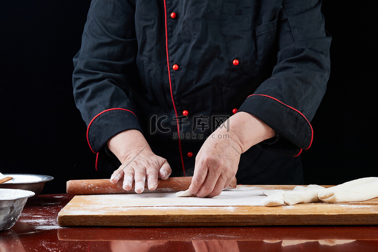 厨师现场演示饺子制作完整过程高清摄影大图-千库网