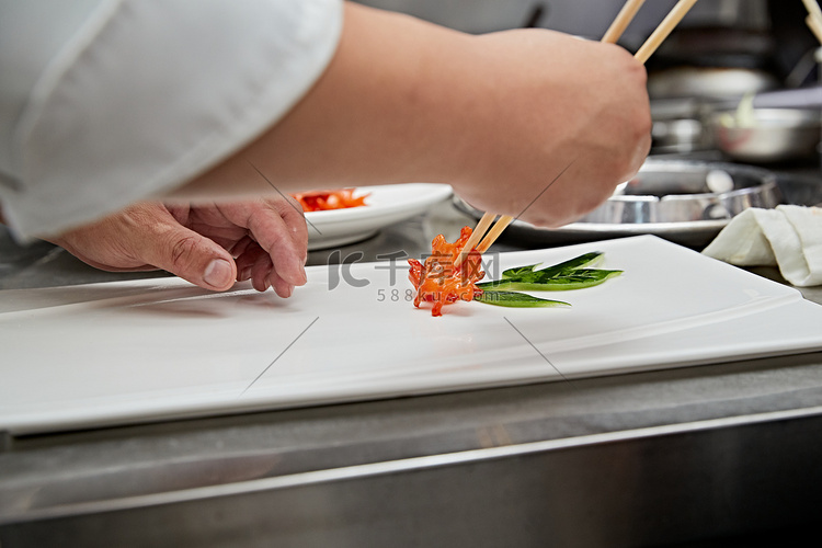 人与食物紧张忙碌的中餐厨房高清摄影大图-千库网
