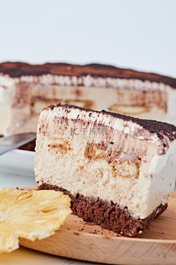 可可粉撒粉鲜奶酪黑森林蛋糕高清摄影大图-千库网