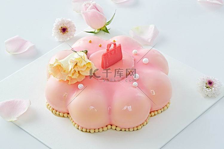 玫瑰初吻蓝莓夹心鲜奶蛋糕高清摄影大图-千库网