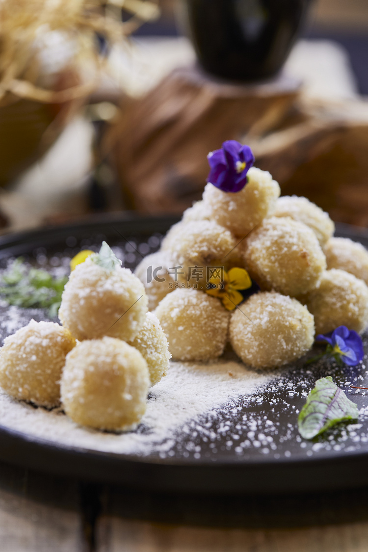 油炸荔枝豆沙糯米丸高清摄影大图-千库网