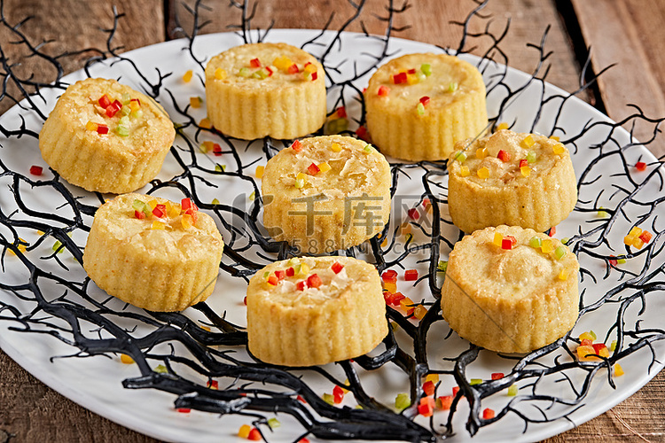 精美餐具装的烘焙土豆泥酥油小月饼高清摄影大图-千库网