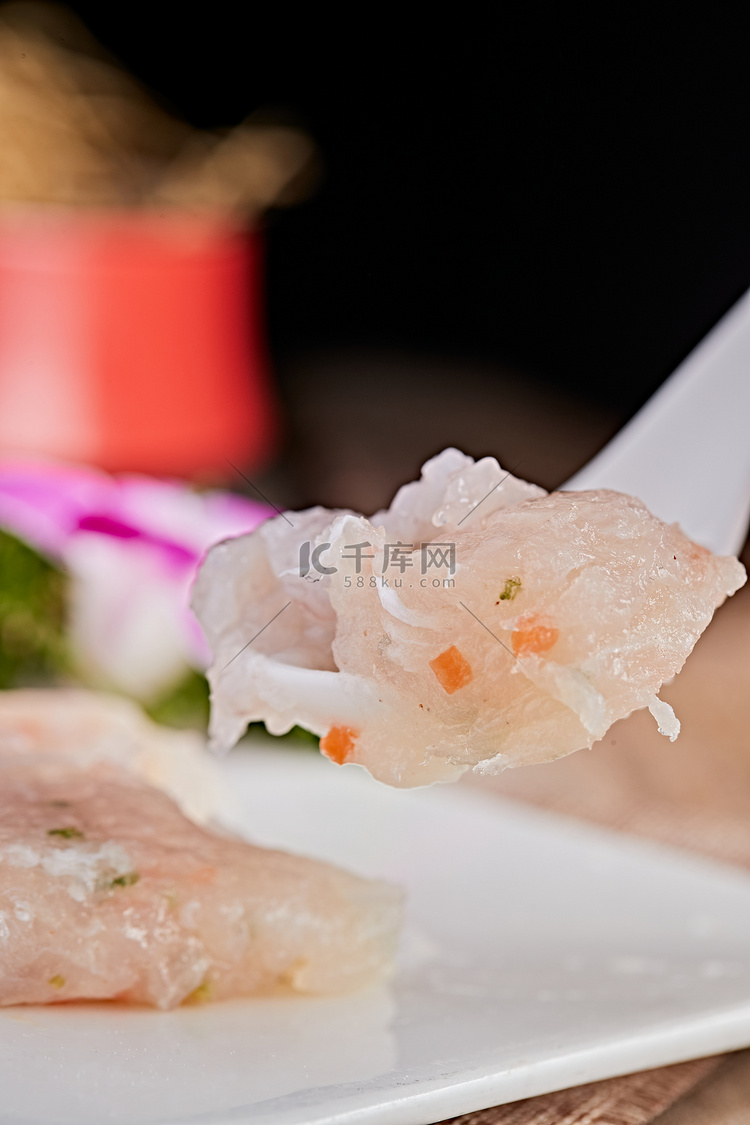 白色瓷盘装的双色鱼虾滑高清摄影大图-千库网