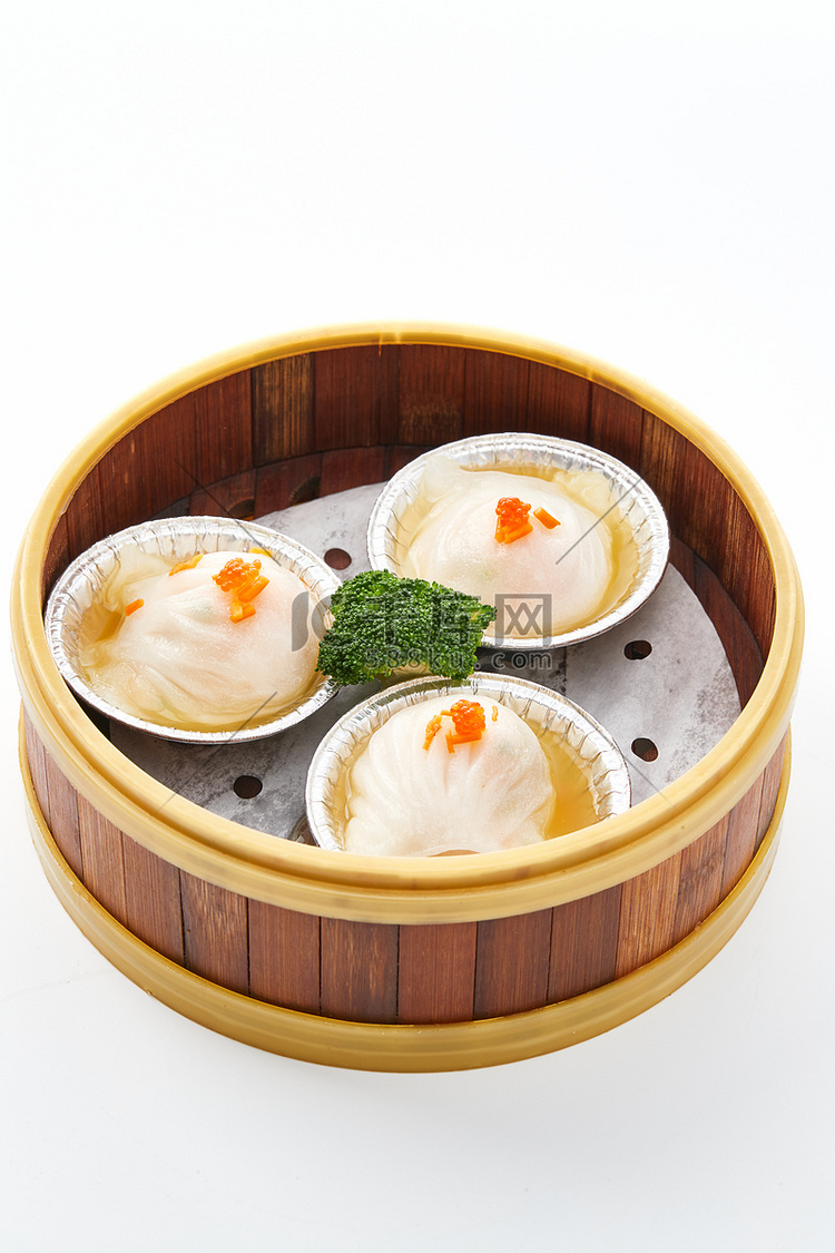 白色背景下精美竹笼屉装的港式茶餐蒸虾饺高清摄影大图-千库网