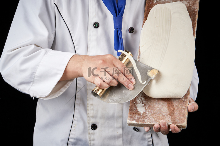 技艺精湛的山西刀削面师在展示刀削面制作高清摄影大图-千库网