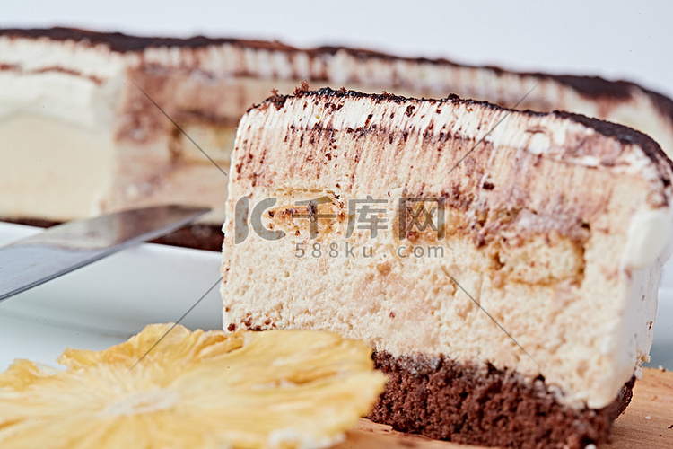 可可粉撒粉鲜奶酪黑森林蛋糕高清摄影大图-千库网