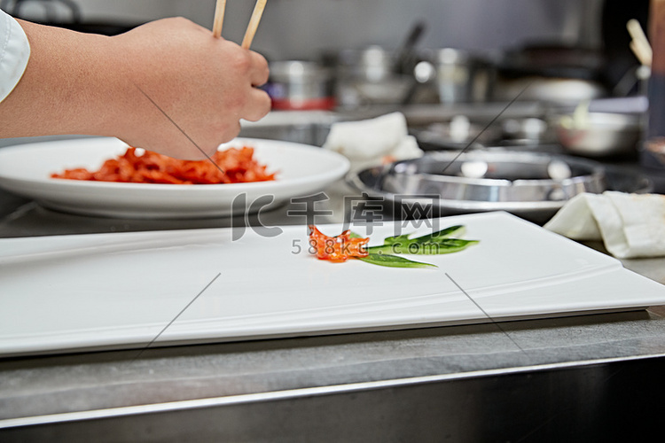 人与食物紧张忙碌的中餐厨房高清摄影大图-千库网