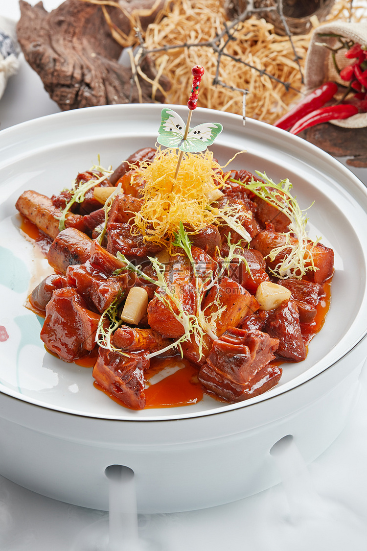 精美瓷餐具装的红烧带皮驴肉铁棍山药高清摄影大图-千库网