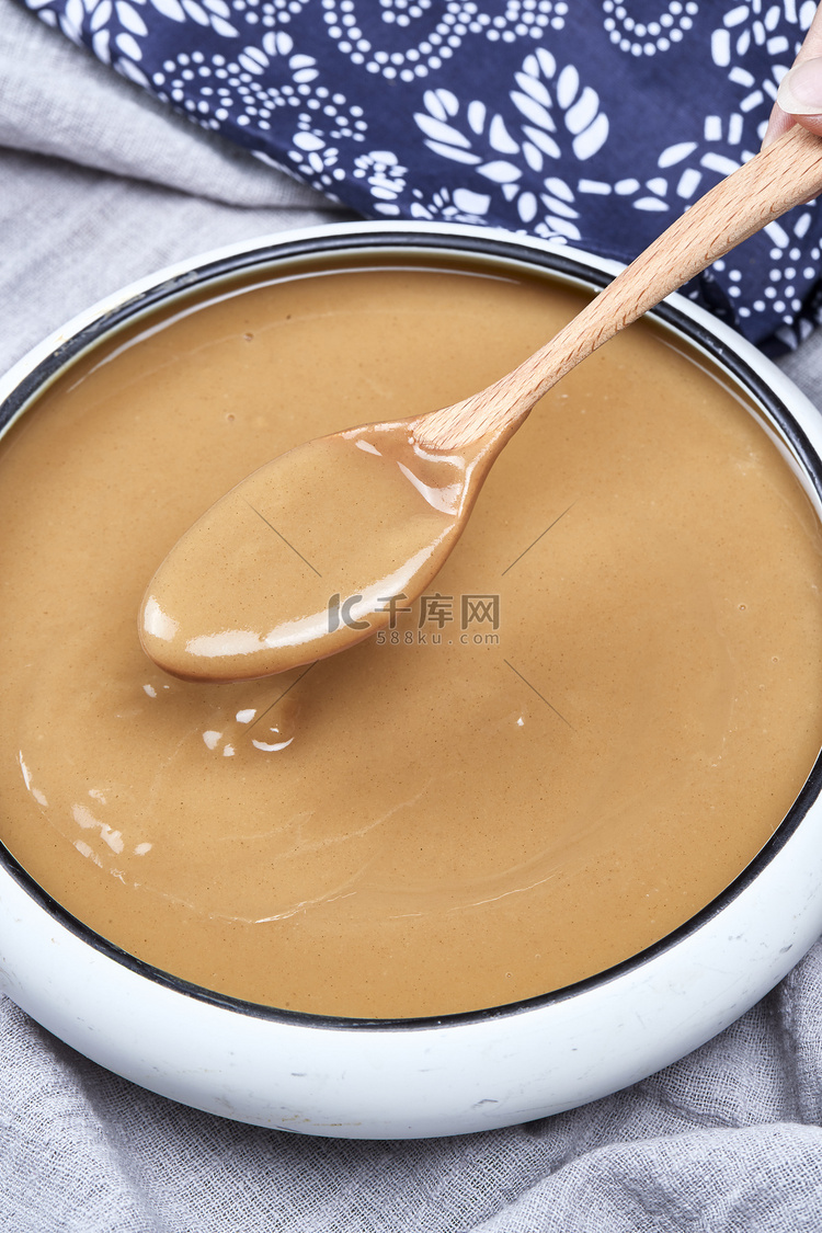 瓷盆装的冲泡熟的豆面糊糊高清摄影大图-千库网