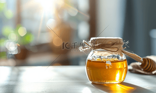 玻璃罐蜂蜜和天然木棍高清摄影大图-千库网