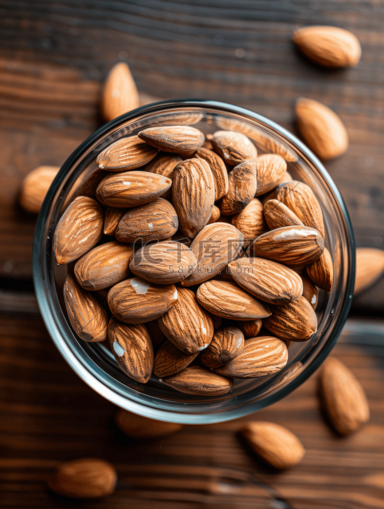 木质背景玻璃杯中杏仁的顶视图高清摄影大图-千库网