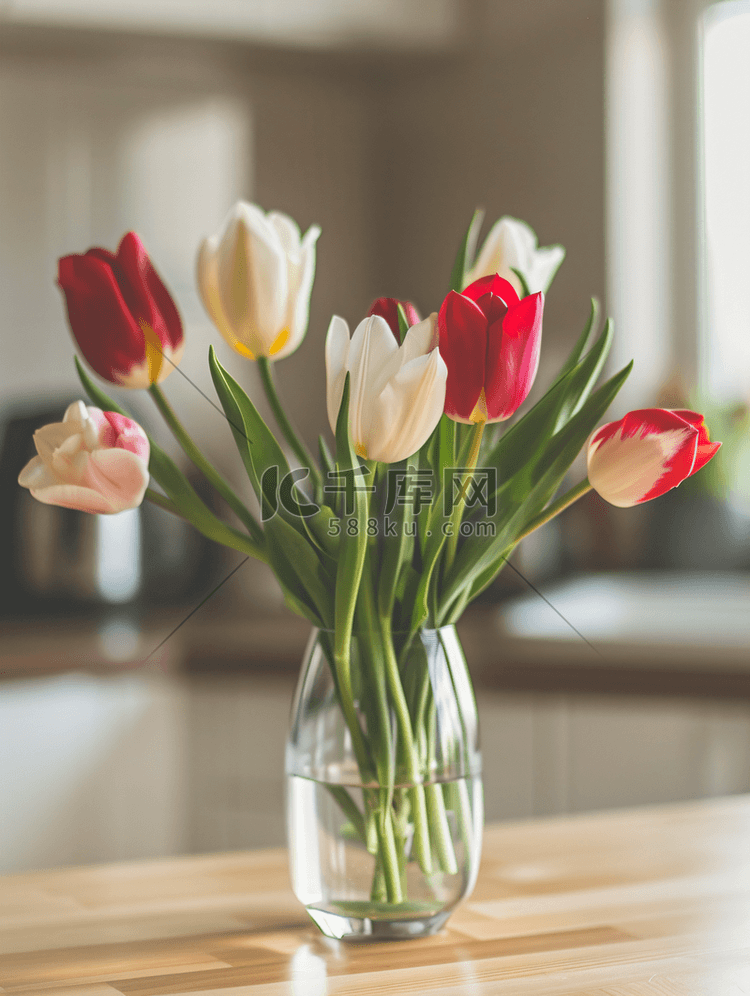 家中的郁金香花束站在厨房的木制台面上高清摄影大图-千库网