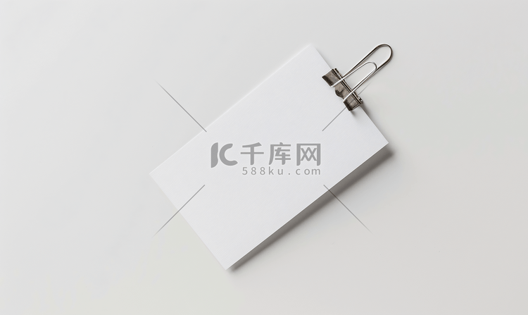 白色便条纸与白色背景上的回形针高清摄影大图-千库网