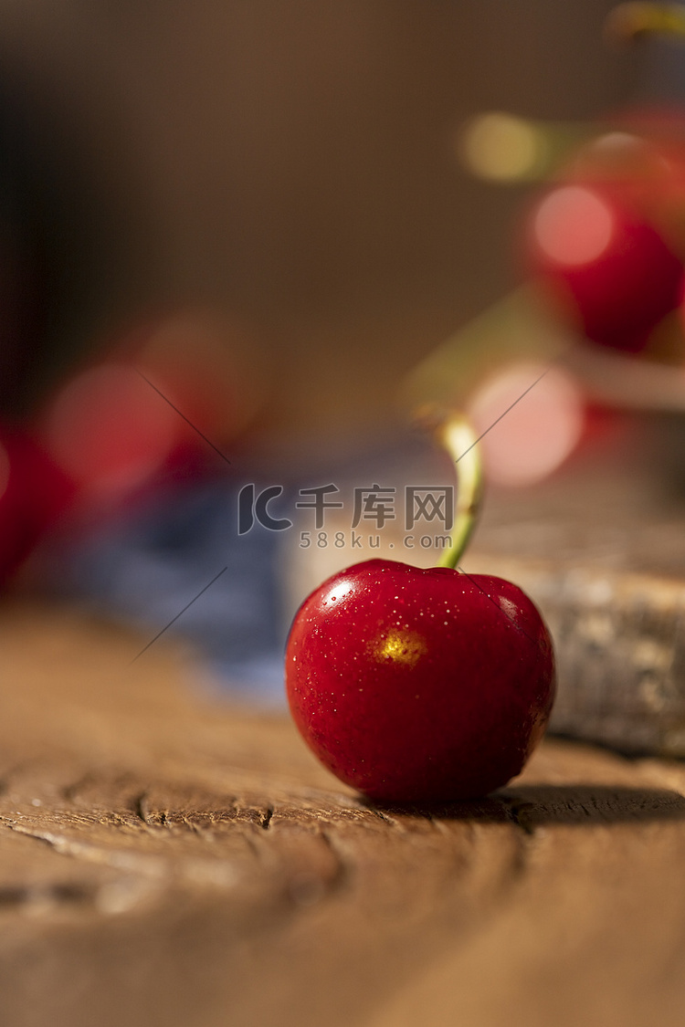 一颗大樱桃特写暗调背景高清摄影大图-千库网