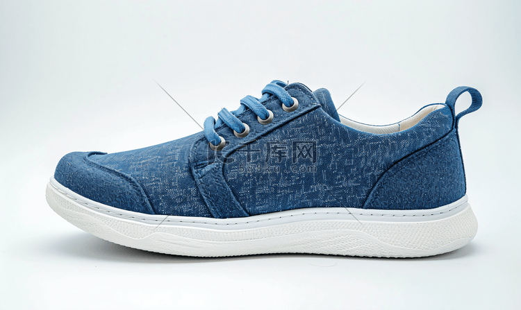 运动鞋蓝色织物运动鞋白色鞋底高清摄影大图-千库网