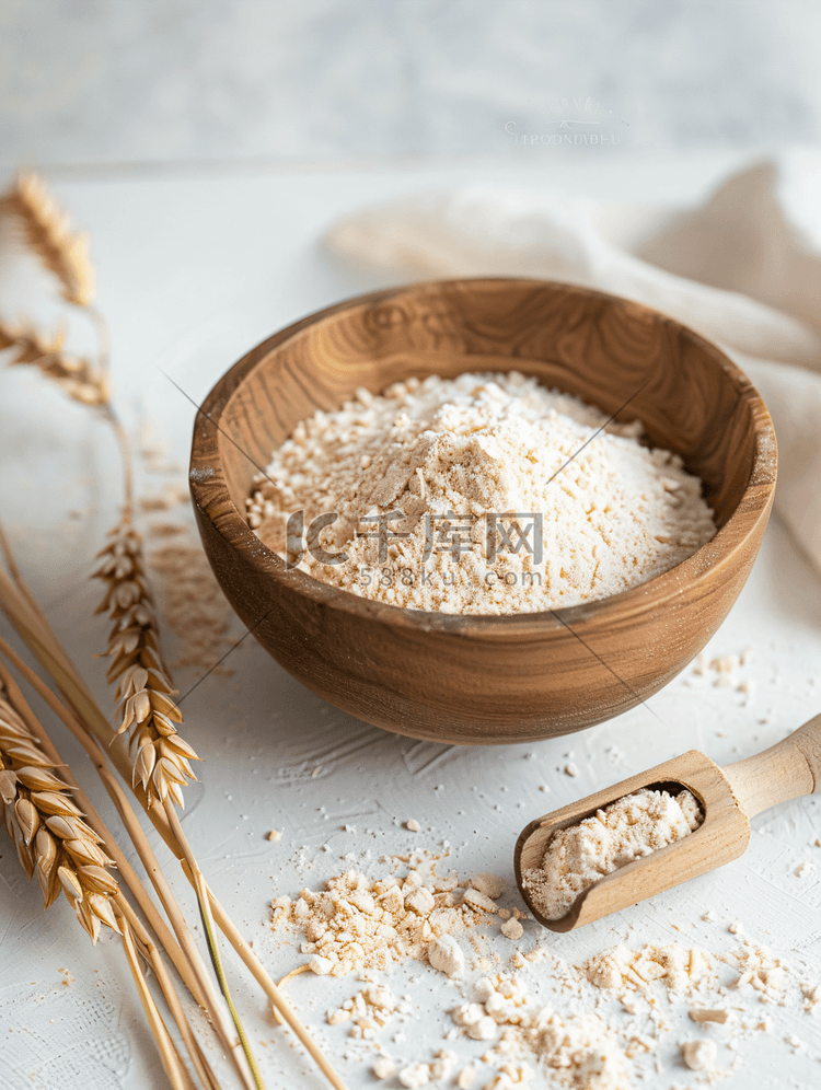 白色混凝土背景上木碗里的小麦粉高清摄影大图-千库网