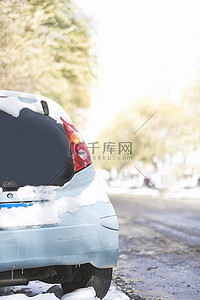 冬季覆盖白雪的小汽车高清摄影大图-千库网