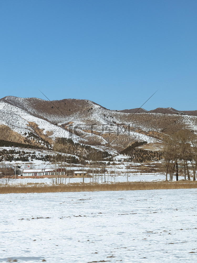冬天雪后的农田与远山高清摄影大图-千库网