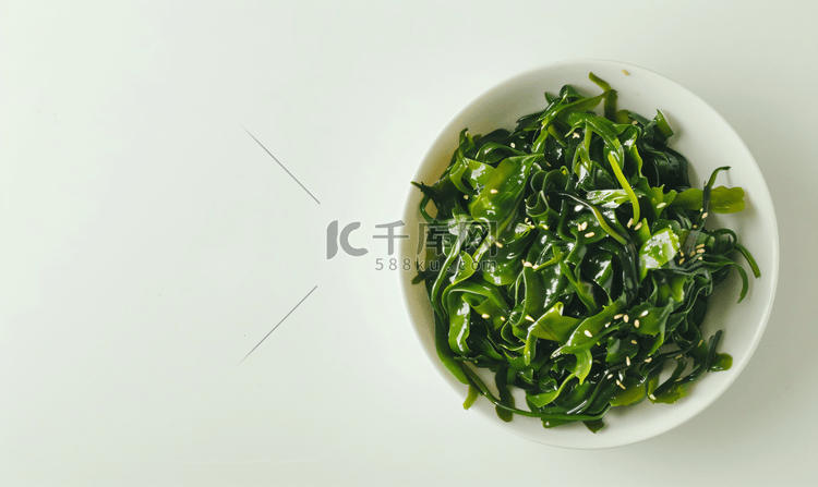 白桌背景白盘中的顶视图自制海藻沙拉或海带高清摄影大图-千库网