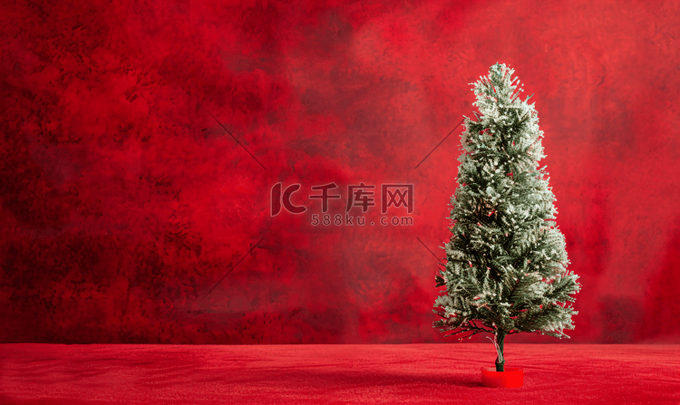 红色天鹅绒上的圣诞树高清摄影大图-千库网