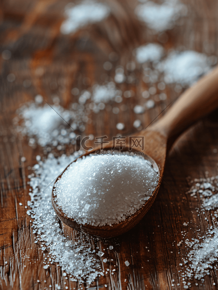 木桌上木勺里的糖关闭高清摄影大图-千库网