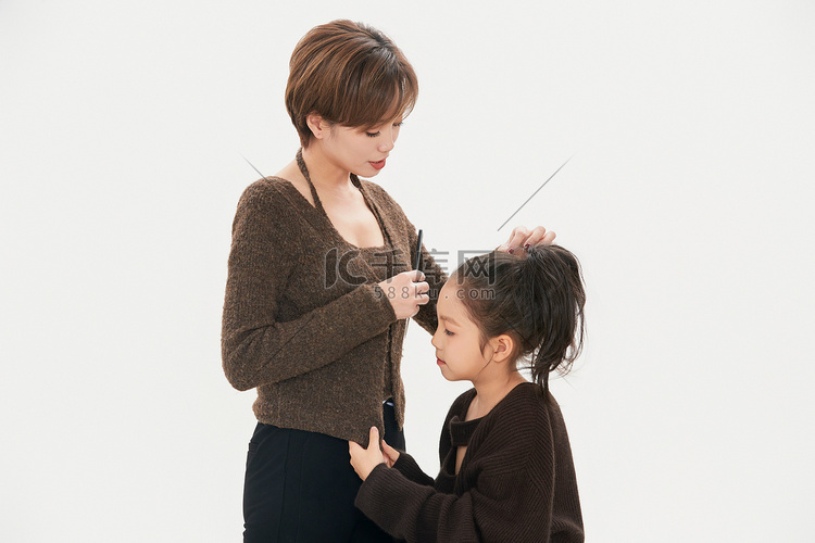 白色背景里的美丽妈妈与可爱女儿亲子人像高清摄影大图-千库网