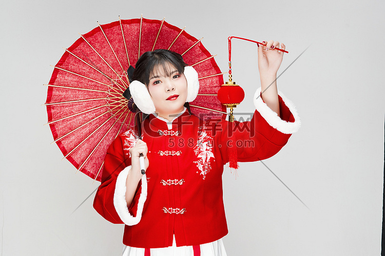 手打油纸伞手提红灯笼身穿喜庆汉服的可爱少女高清摄影大图-千库网