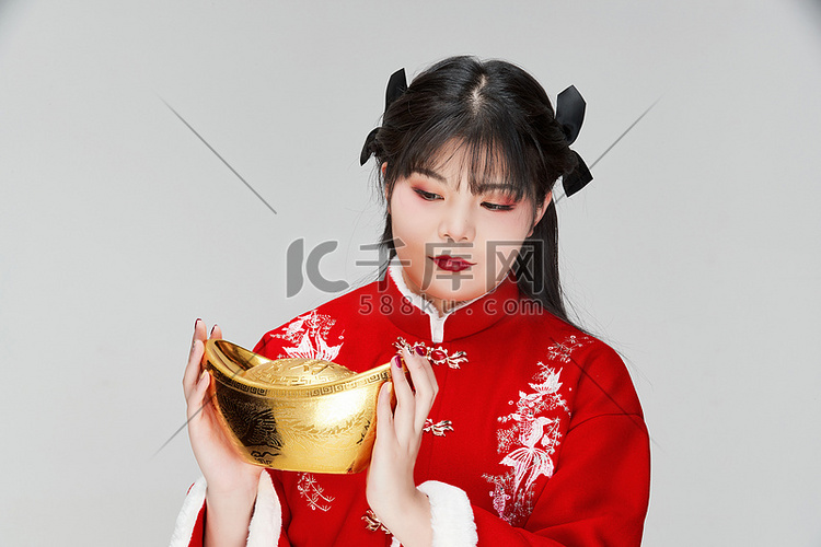 手捧金元宝身穿喜庆汉服的可爱少女高清摄影大图-千库网