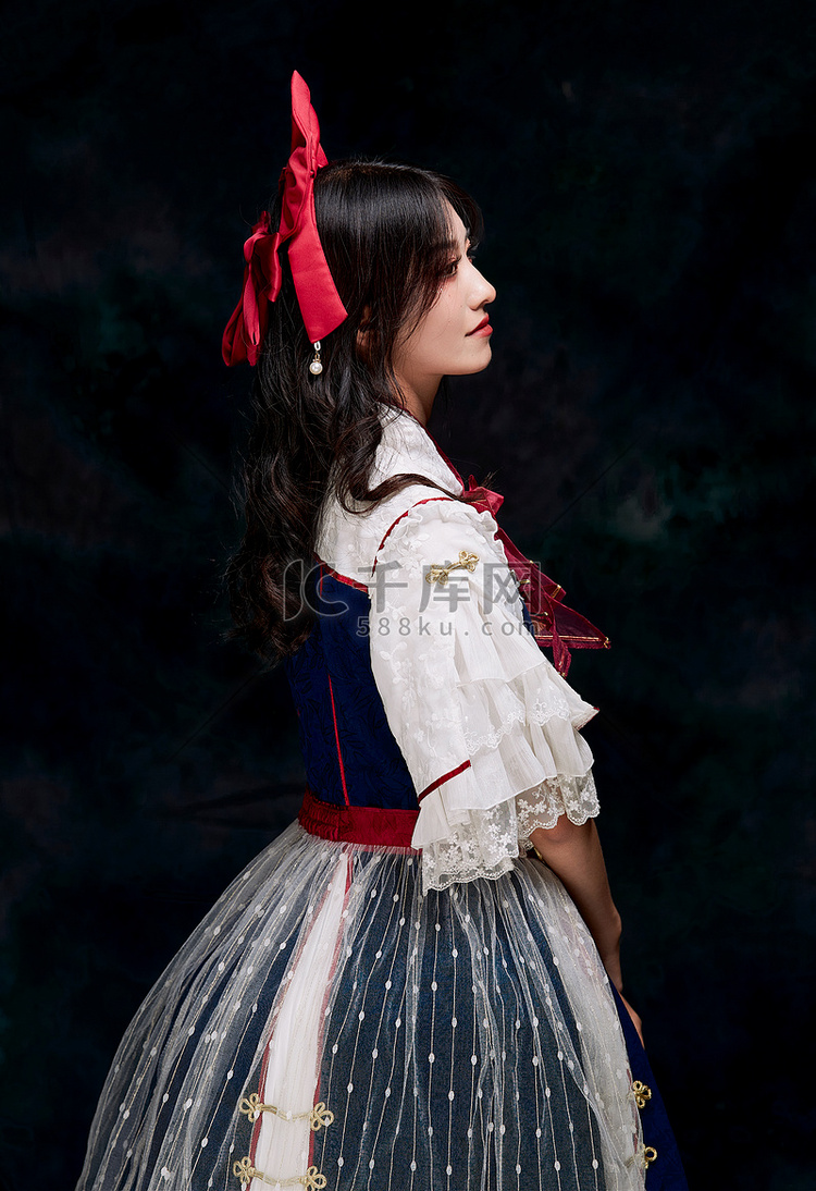 影棚内角色扮演白雪公主的少女洛丽塔高清摄影大图-千库网